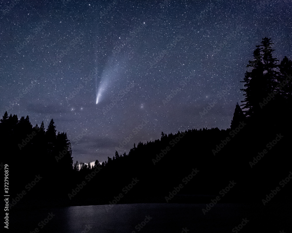 Foto de Stock Cosmic Snowball - Comet NEOWISE and the famously tall ...