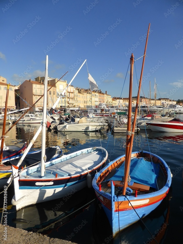 Deux pointus, barques traditionnelles en bois, amarrés dans le port de ...