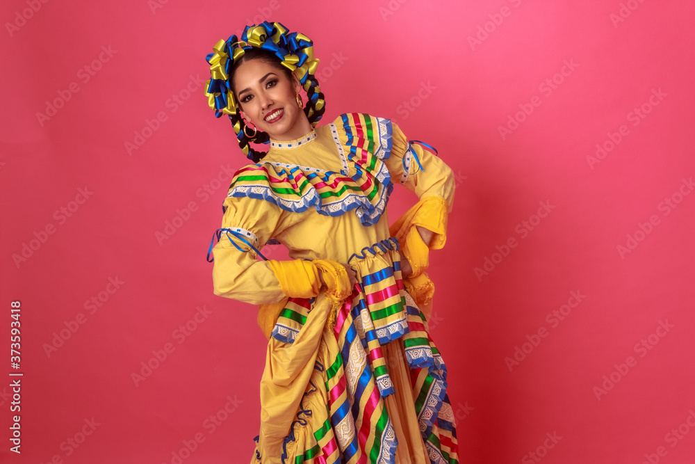 Stock-Foto „Bailarina vestida en traje tradicional folclórico mexicano ...