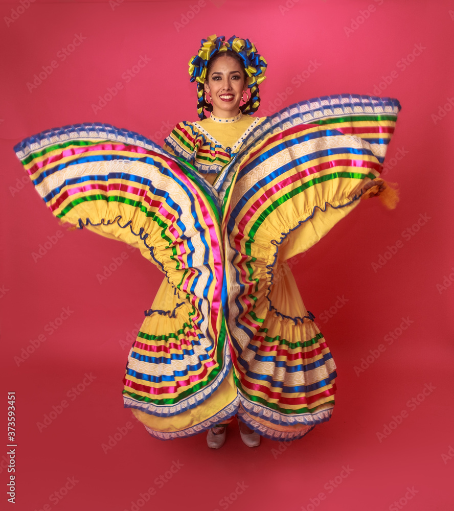 Bailarina vestida en traje tradicional folclórico mexicano amarillo en ...