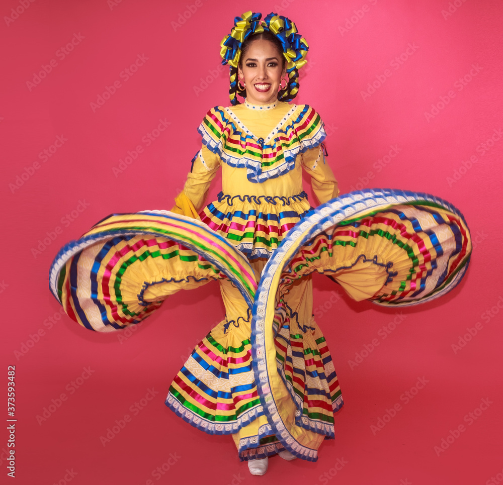 Bailarina vestida en traje tradicional folclórico mexicano amarillo en ...