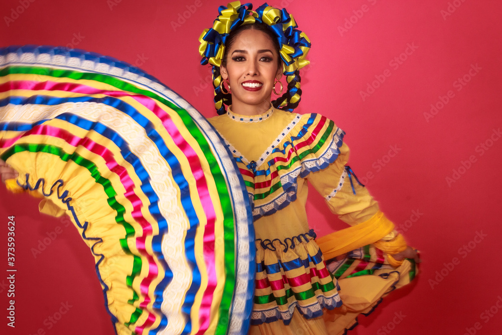 Bailarina vestida en traje tradicional folclórico mexicano amarillo en ...