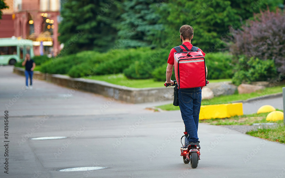 Foto Boy delivering hot food to costumers. Delivery man deliver fresh ...
