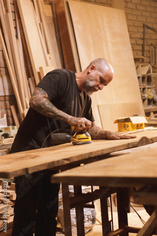 Carpintero Mexicano lijando una puerta en taller de carpintería Stock ...