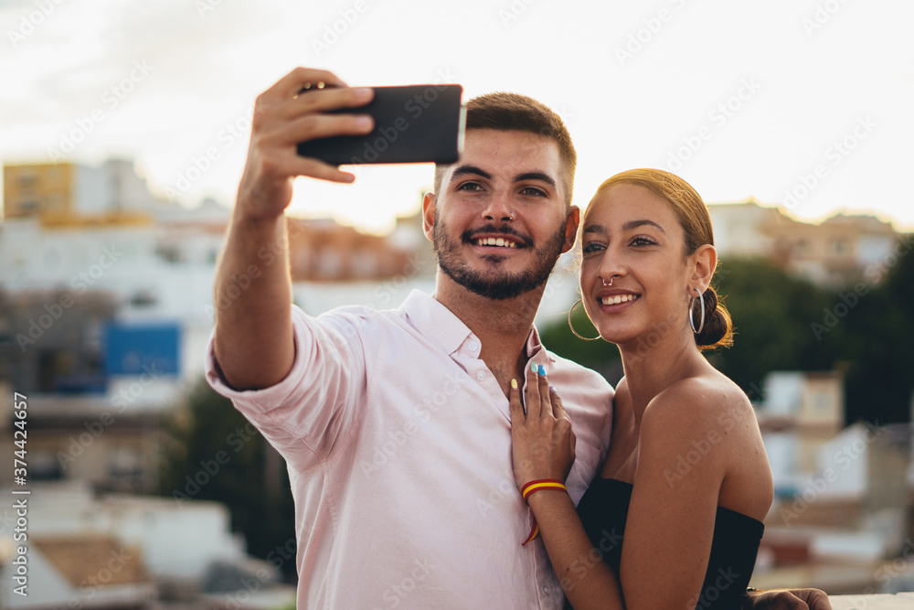 Chicos jovenes felices estilo de vida smartphone compartir familia ...