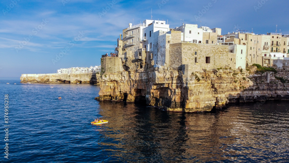 Foto Aerial view of Polignano a Mare, a village built on the edge of ...