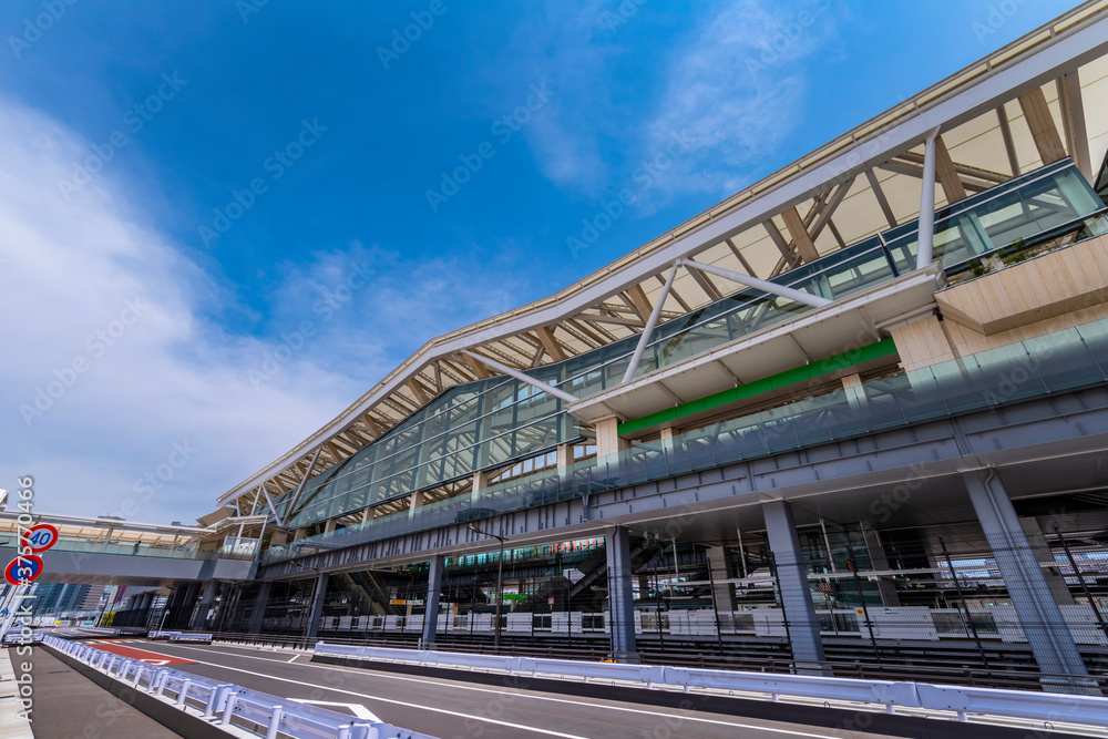 Foto de Stock JR山手線の新駅「高輪ゲートウェイ」駅のビルディング / The building of the new ...