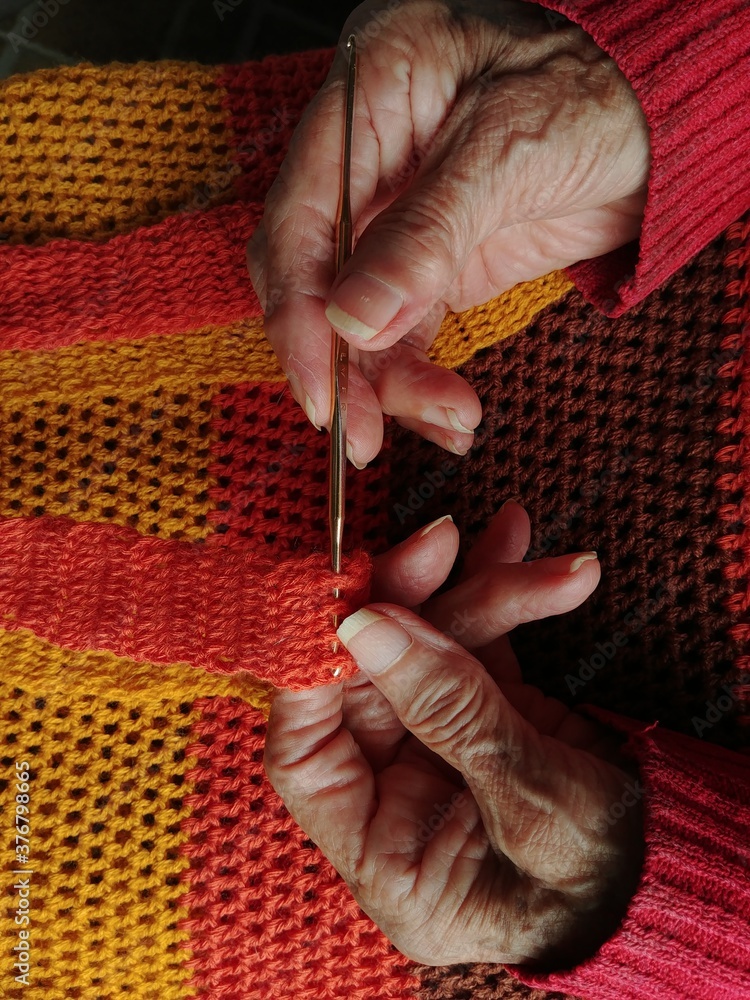 Manos con aguja de tejer Stock Photo | Adobe Stock