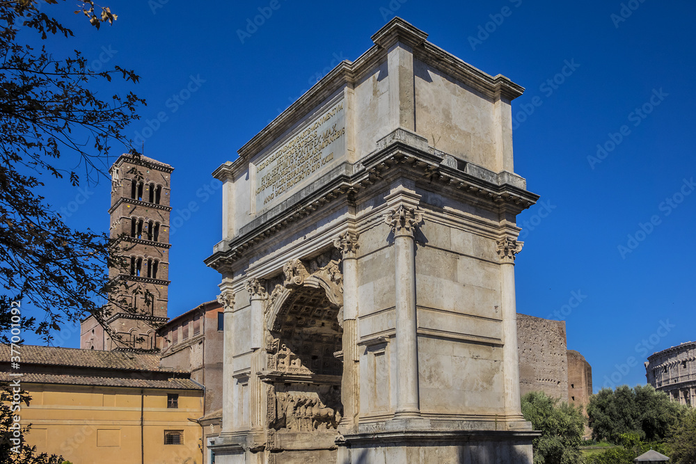 Foto de Stock Right next to Colosseum stands Arch of Constantine ...