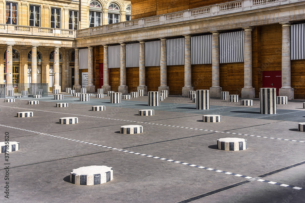 Foto de Stock Columns Buren (The Colonnes de Buren, 1985): 260 black ...