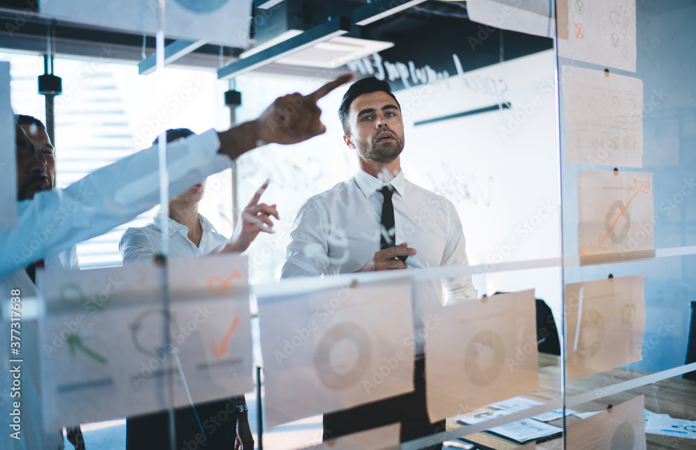 Foto Male and female entrepreneurs collaborating togetherness ...