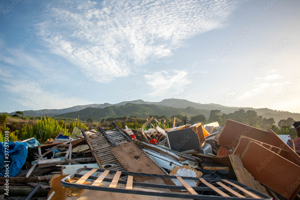 El humano invadiendo el espacio de la naturaleza con su basura| The ...