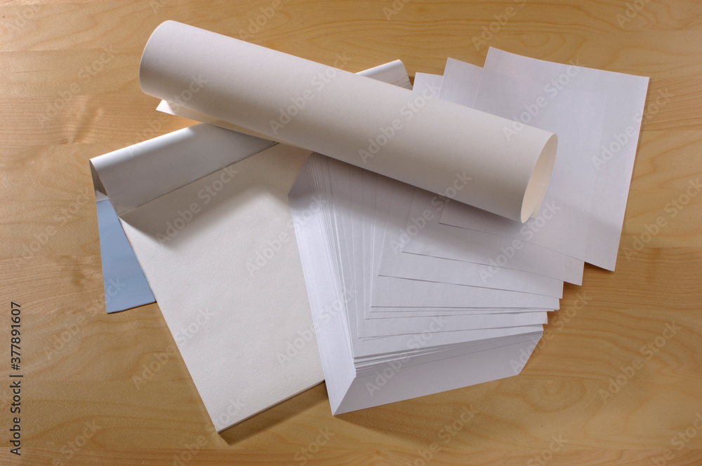Papeles para dibujo de diferentes formatos Stock Photo | Adobe Stock