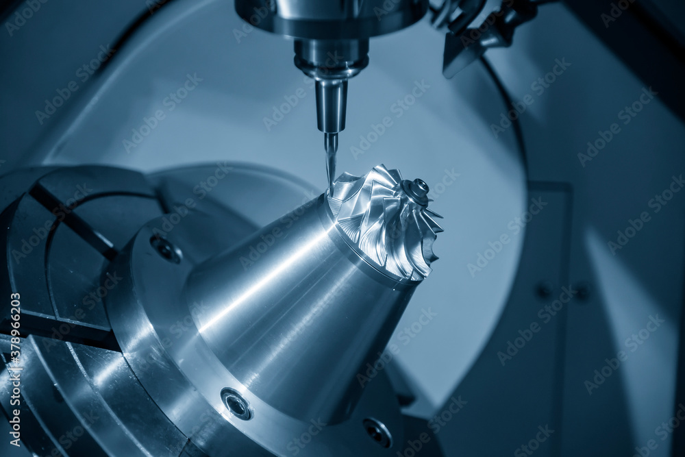 Foto The 5 axis CNC milling machine cutting the turbine blade parts ...