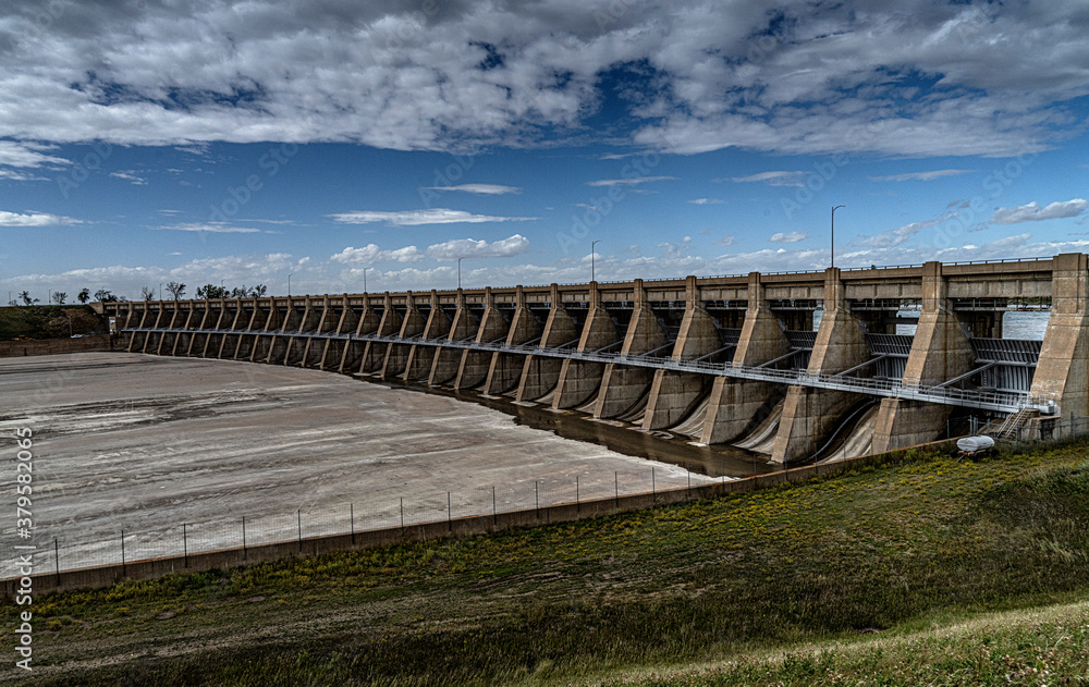 Foto Garrison Dam near Bismarck North Dakota is a earth fill embankment ...