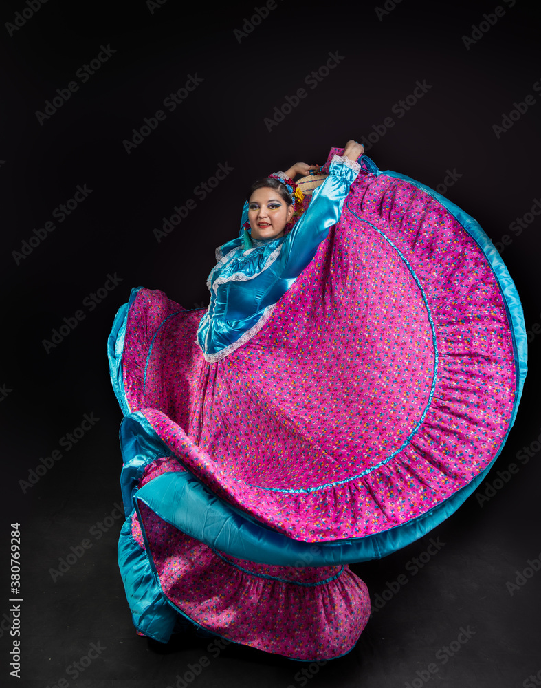 Stockfotot Mujer bailarina de folklor mexicano del estado de nayarit ...