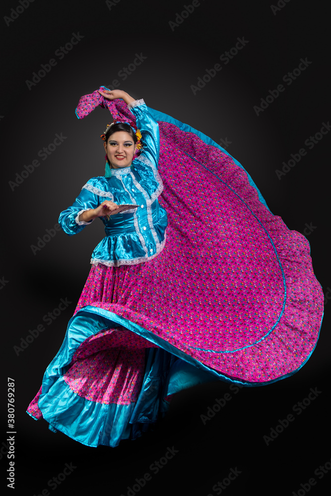 Mujer bailarina de folklor mexicano del estado de nayarit, traje ...