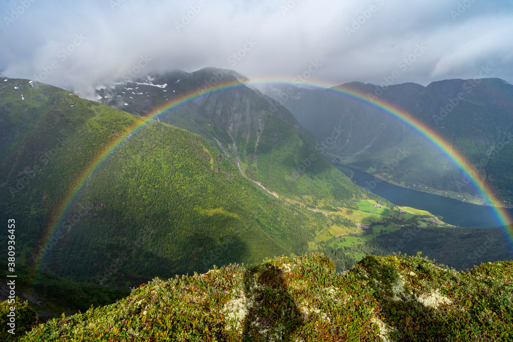 Urlaub in Süd-Norwegen: Balestrand am Sognefjord - perfekter 180 Grad ...