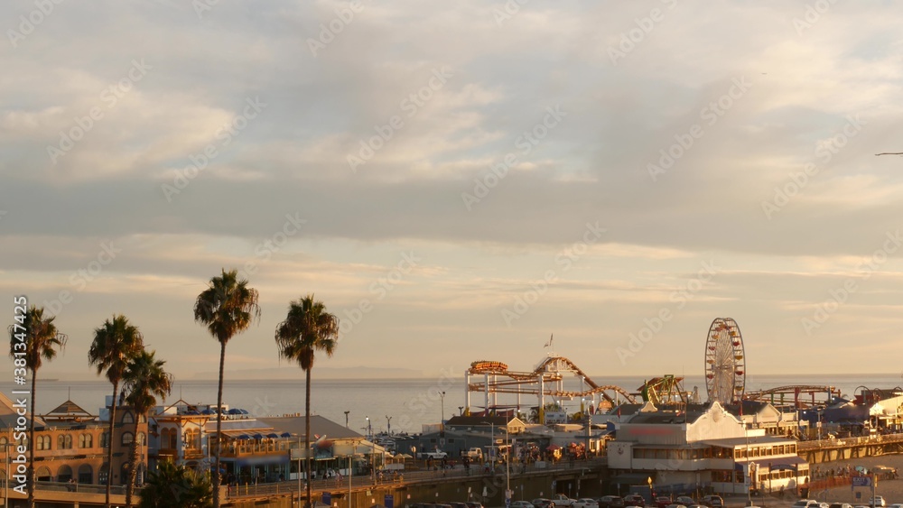 Foto de Stock Classic ferris wheel, amusement park on pier in Santa Monica pacific ocean beach ...
