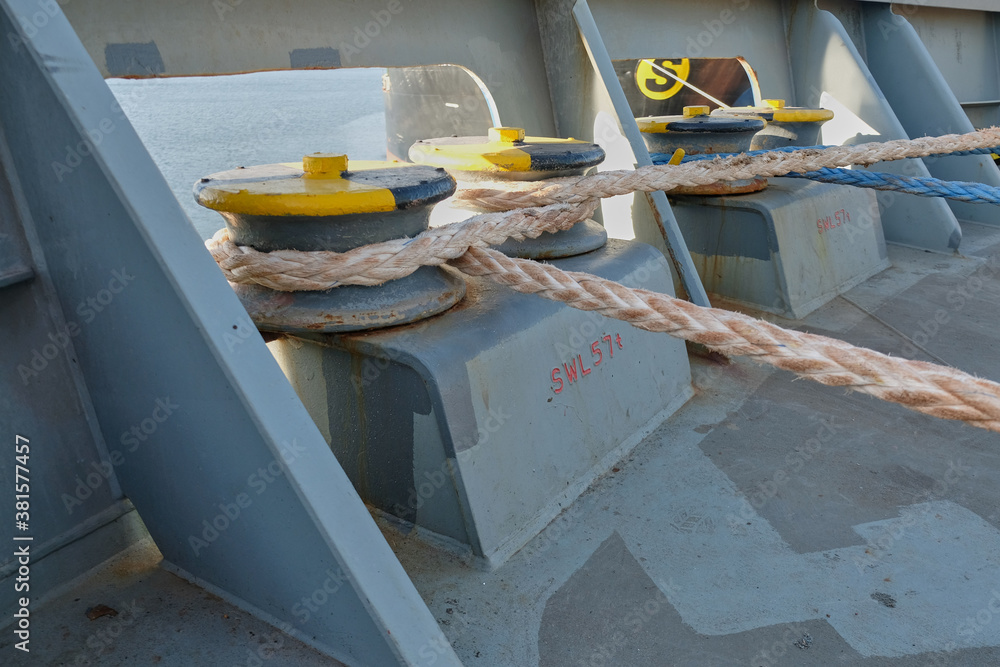 Foto de Stock Fairlead Roller Used for Mooring Rope Guide on forecastle ...