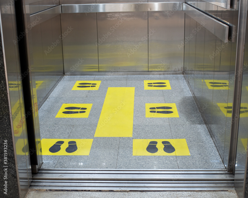 Foto Marks for standing distance in passenger elevators To stand apart ...