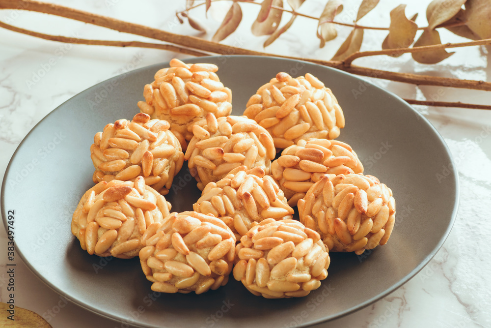 Panellets, postre típico catalan para el día de la castañanda Stock ...