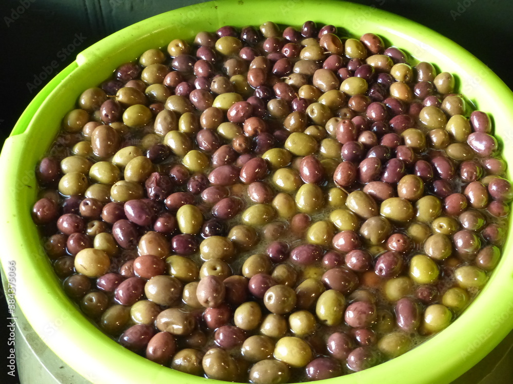 Foto de Stock Olive Greche verdi e marroni in un contenitore. | Adobe Stock