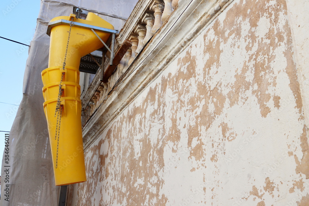 Foto de Stock Suspended sections of the yellow garbage chute are ...