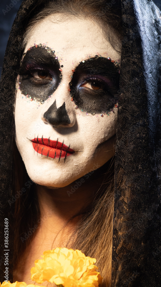 Retrato de mujer mexicana en disfraz de catrina para dia de muertos ...