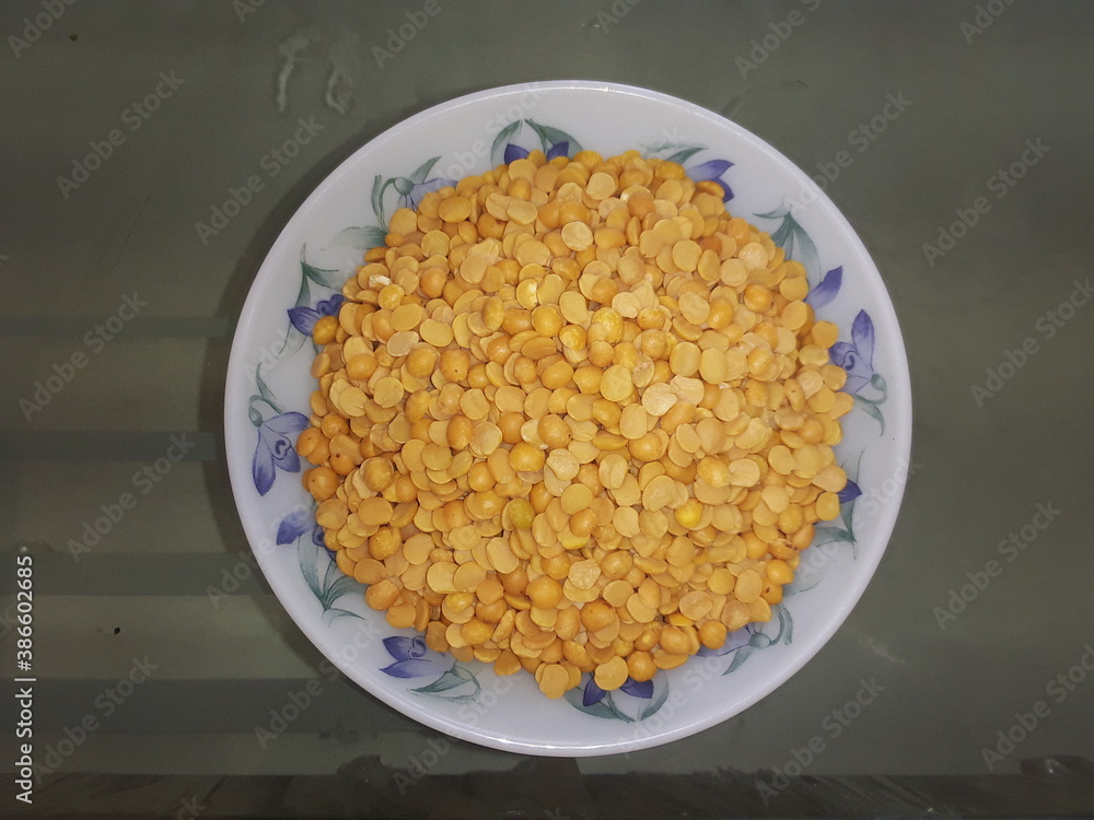 Stock-Foto „Yellow Pigeon pea Many types of pulses are used in India ...