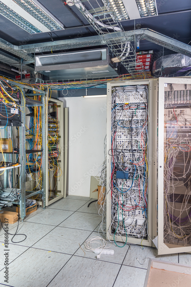 Foto de Stock server room rack with tangled network cables creating messy unti | Adobe Stock