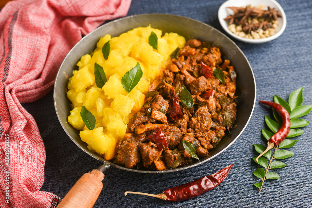 Stock-Foto „Cooked tapioca and spicy meat curry , Cassava root ...