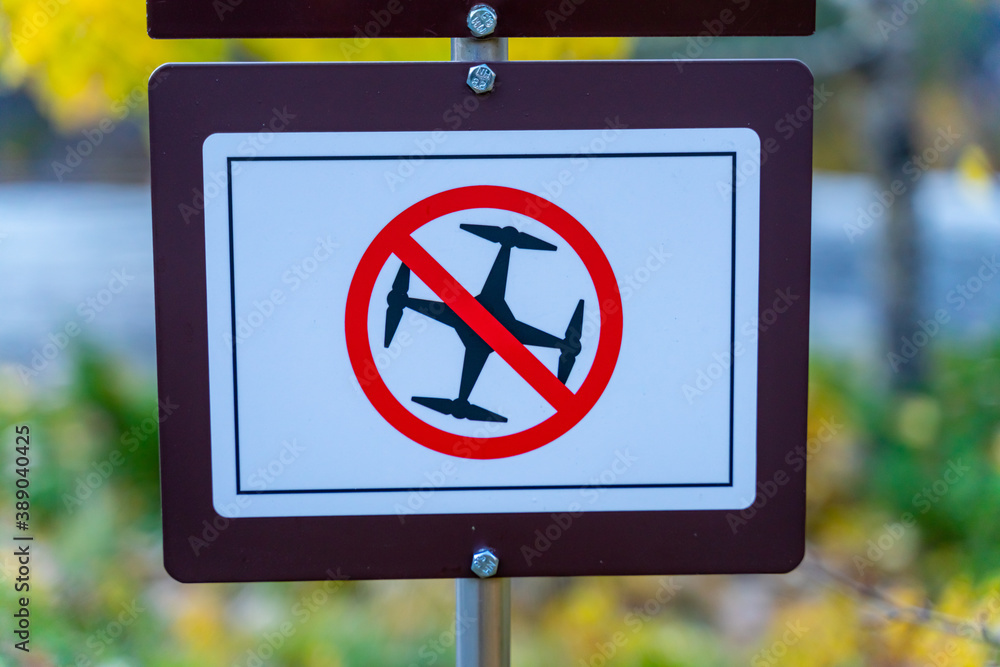 Foto de Stock Public sign with no drones allowed symbol. Flying with ...