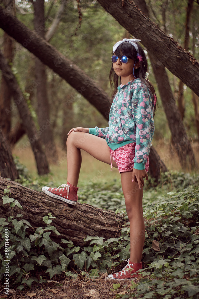 niñas modelo en bosque Stock Photo | Adobe Stock
