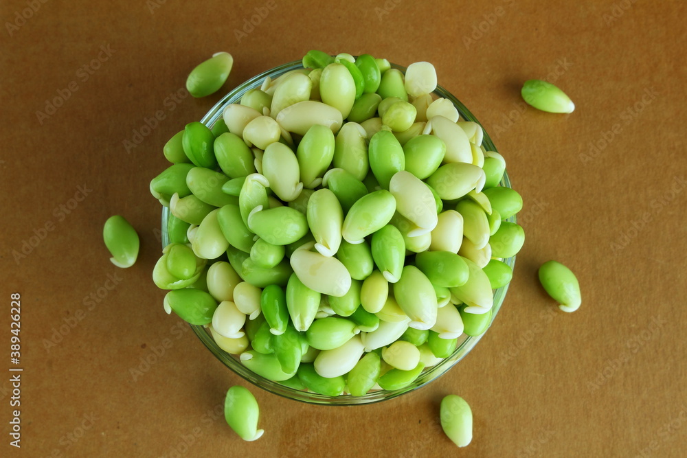 Foto de Stock peeled and sprouted hyacinth beans or valor beans indian ...