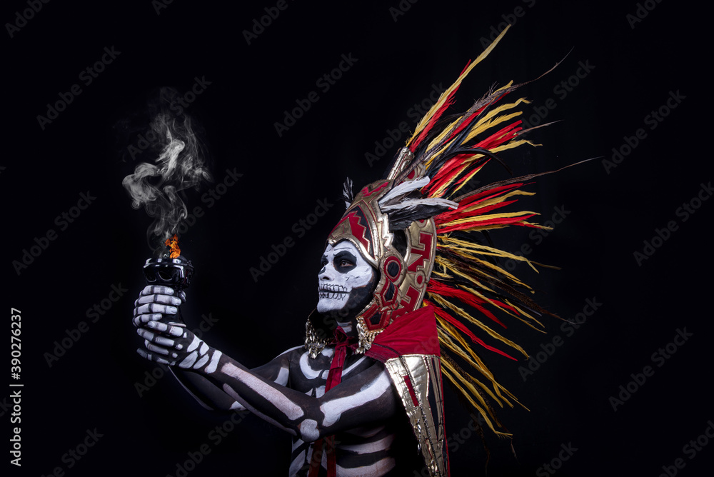 Foto de Stock hombre latino , catrin de dios azteca, calavera ...