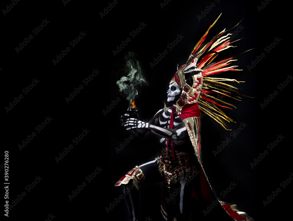 Foto hombre latino , catrin de dios azteca, calavera prehispanica, con ...