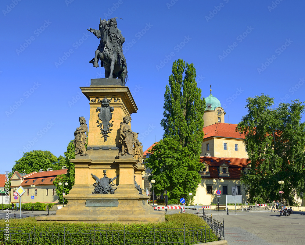 Foto de Stock Podebrady - The main square and a statue of George of ...
