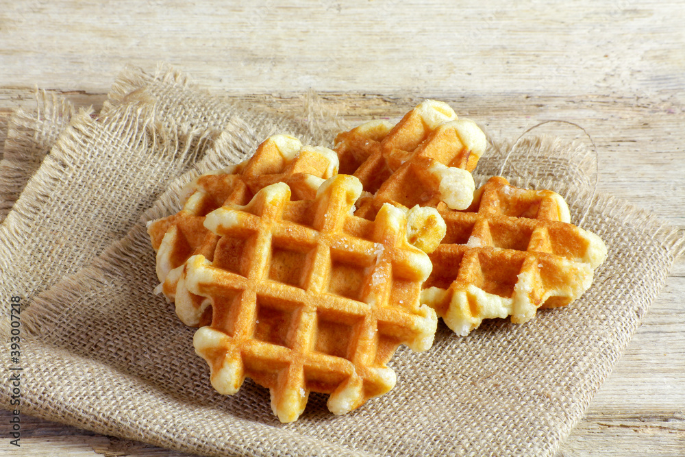 plusieurs gaufres liégeoises sur une table Stock Photo | Adobe Stock