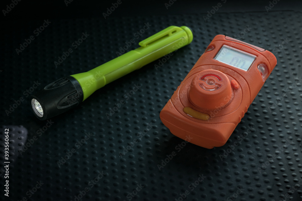 Device for measuring the lack of oxygen in the environment and ...