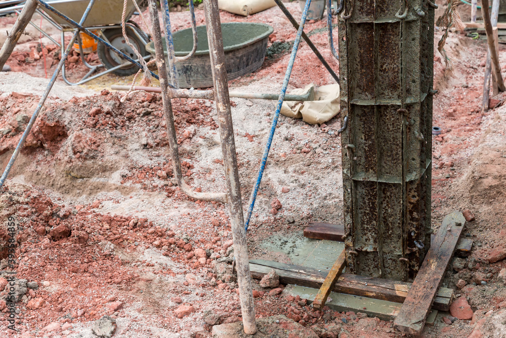 Column formwork Internal steel structure Made up of poles from the ...