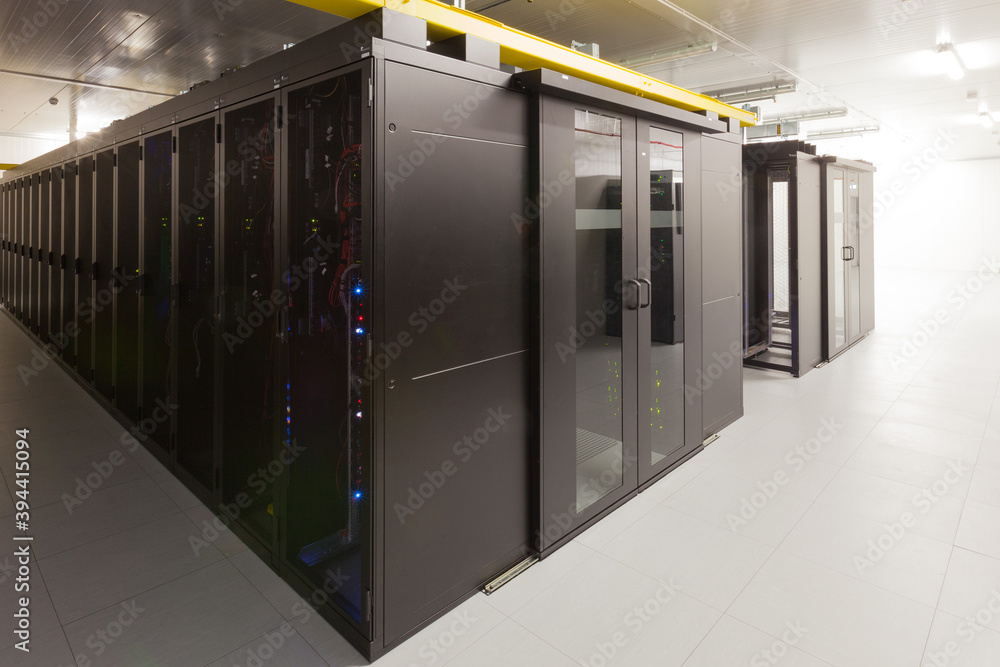 Foto Network servers in a data center. Tier III carrier neutral data ...
