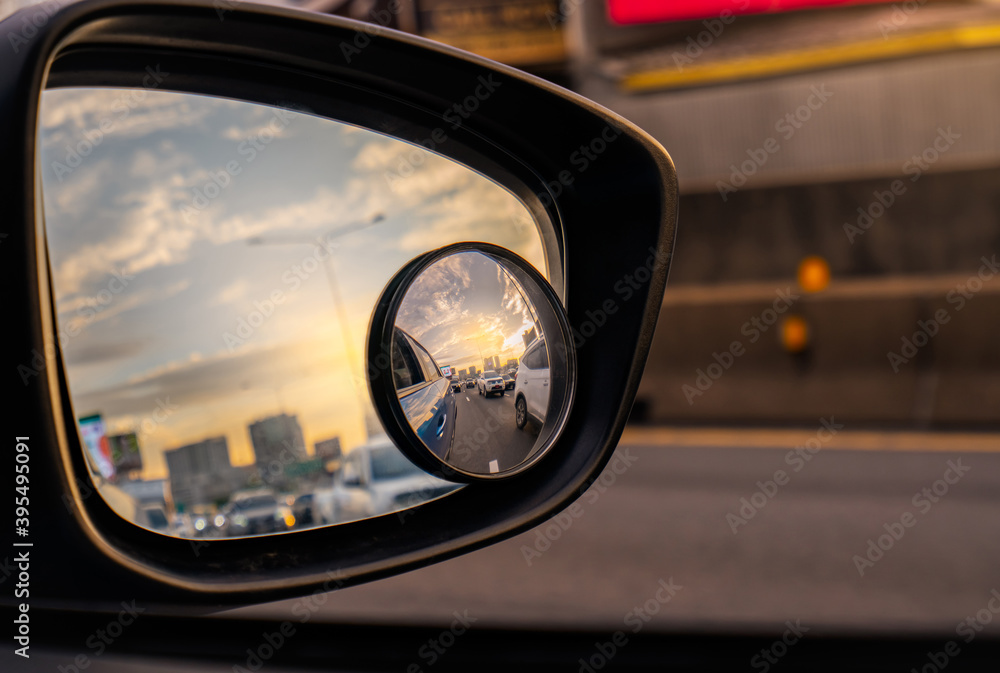 Foto Reflection of traffic flow on asphalt road in side mirror of blue ...