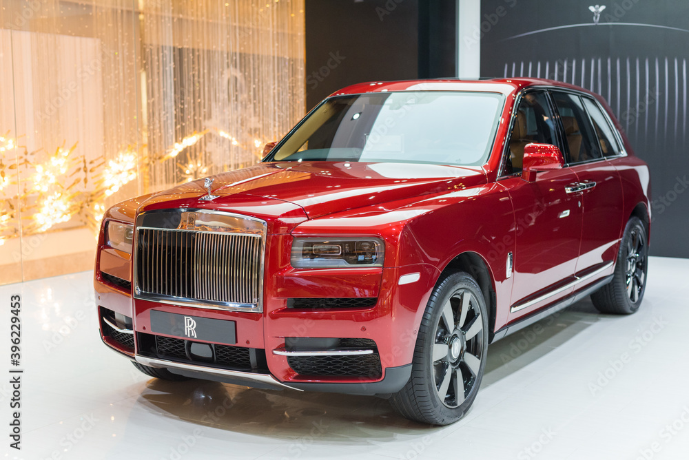 Red Rolls-Royce Cullinan in exclusive showcase of Rolls-Royce Motor ...