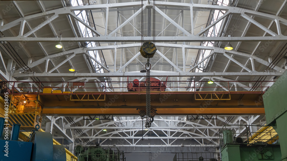 Foto Overhead crane or bridge crane include hoist lifting for ...