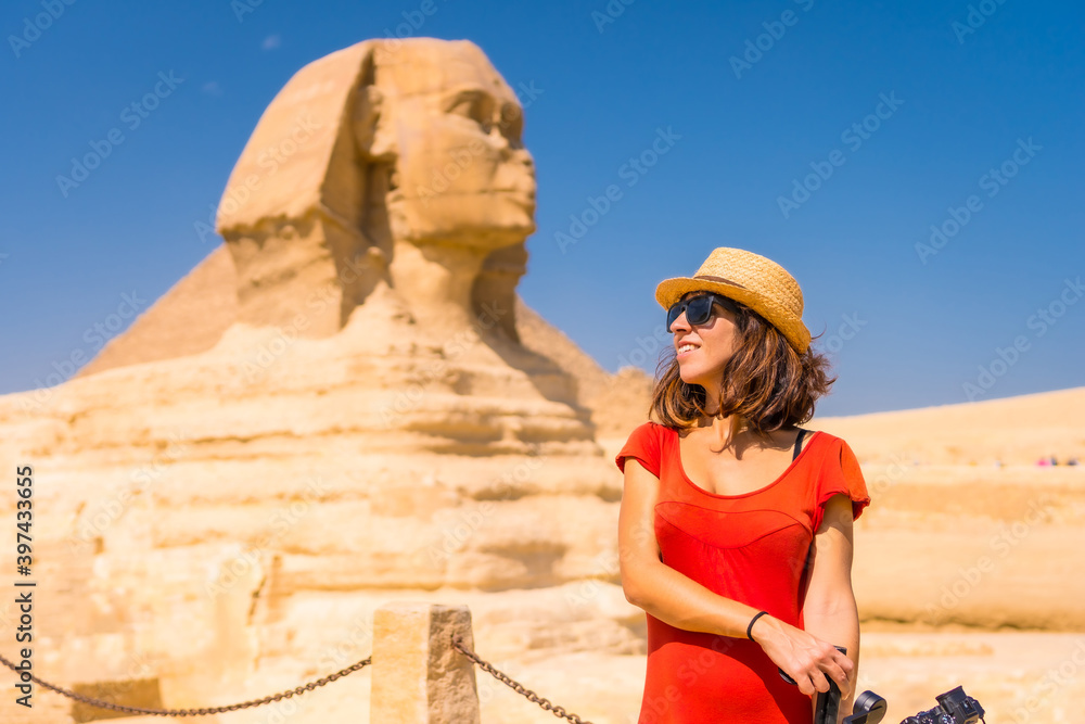 Stock-Foto „Portrait of a young tourist at the Great Sphinx of Giza ...