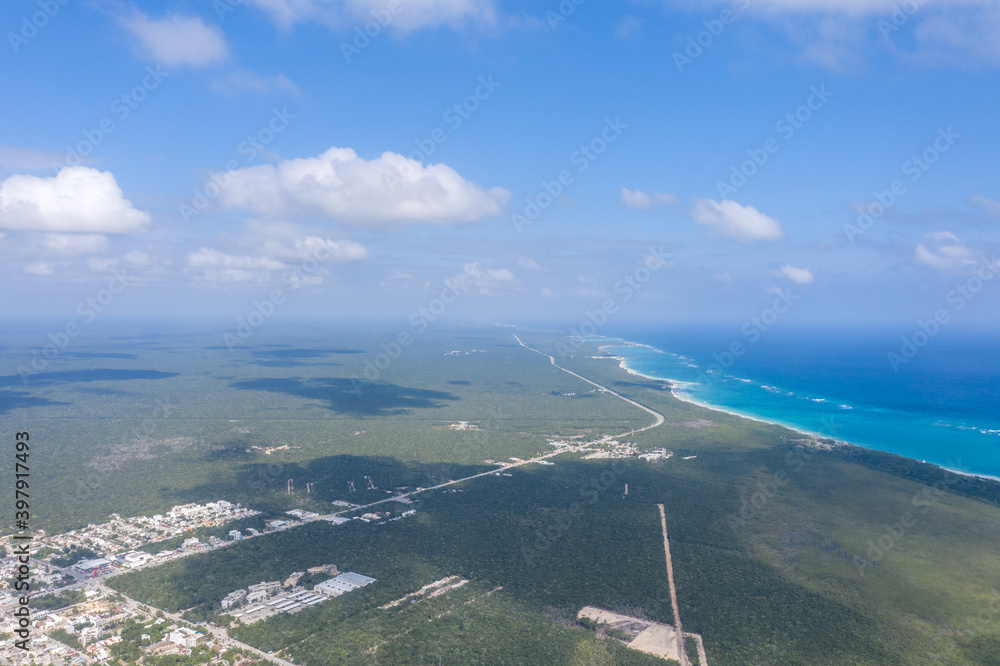 Espectacular vista aérea a gran altura de la ciudad de Tulum y la densa ...