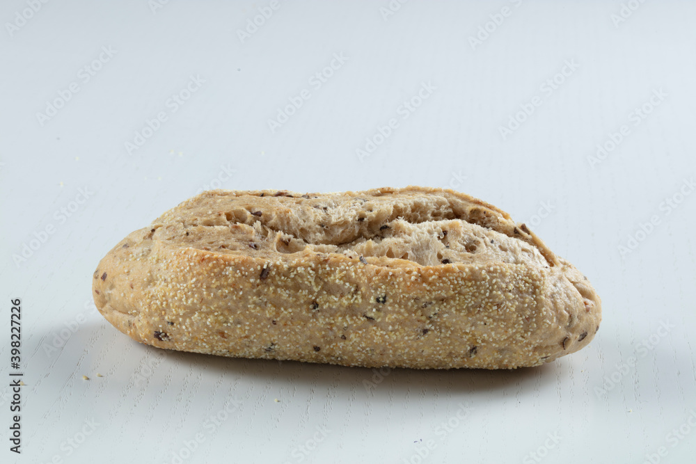 barra de pan integral con semillas de sésamo, vista cenital. loaf of ...
