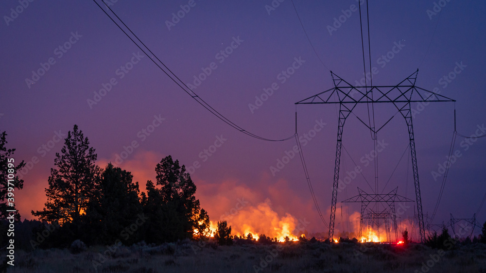 Foto California wildfire burns under power lines do Stock | Adobe Stock