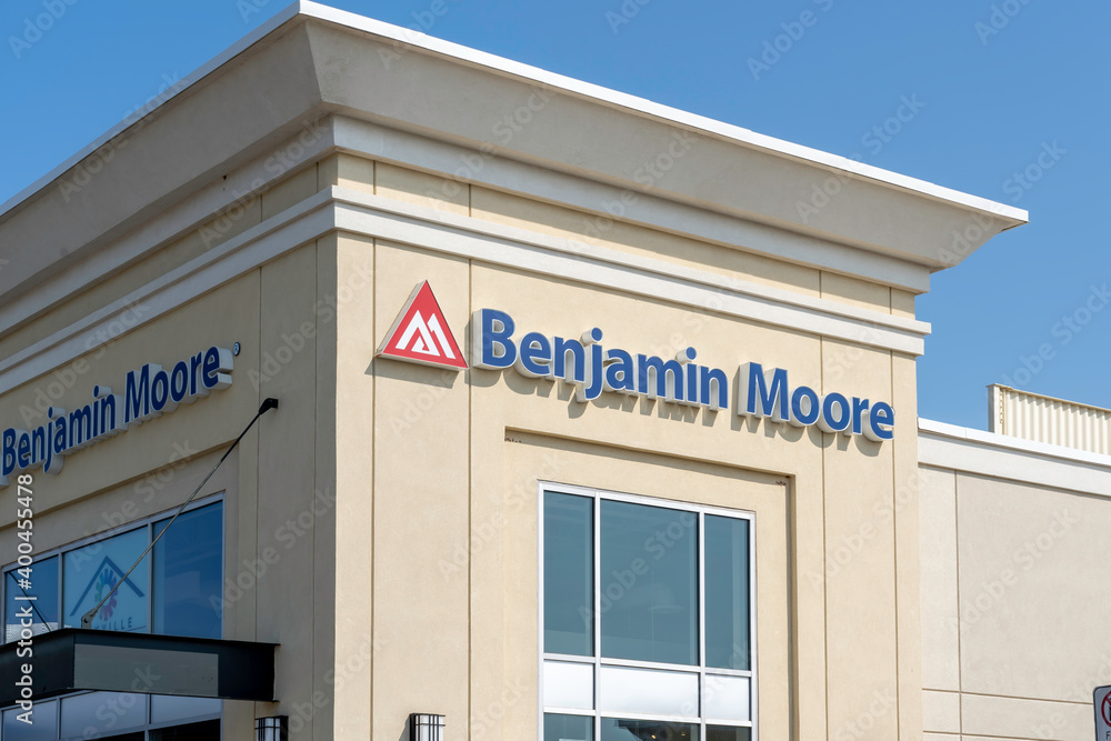 Oakville, Ontario, Canada - July 25, 2019: A Benjamin Moore store in ...